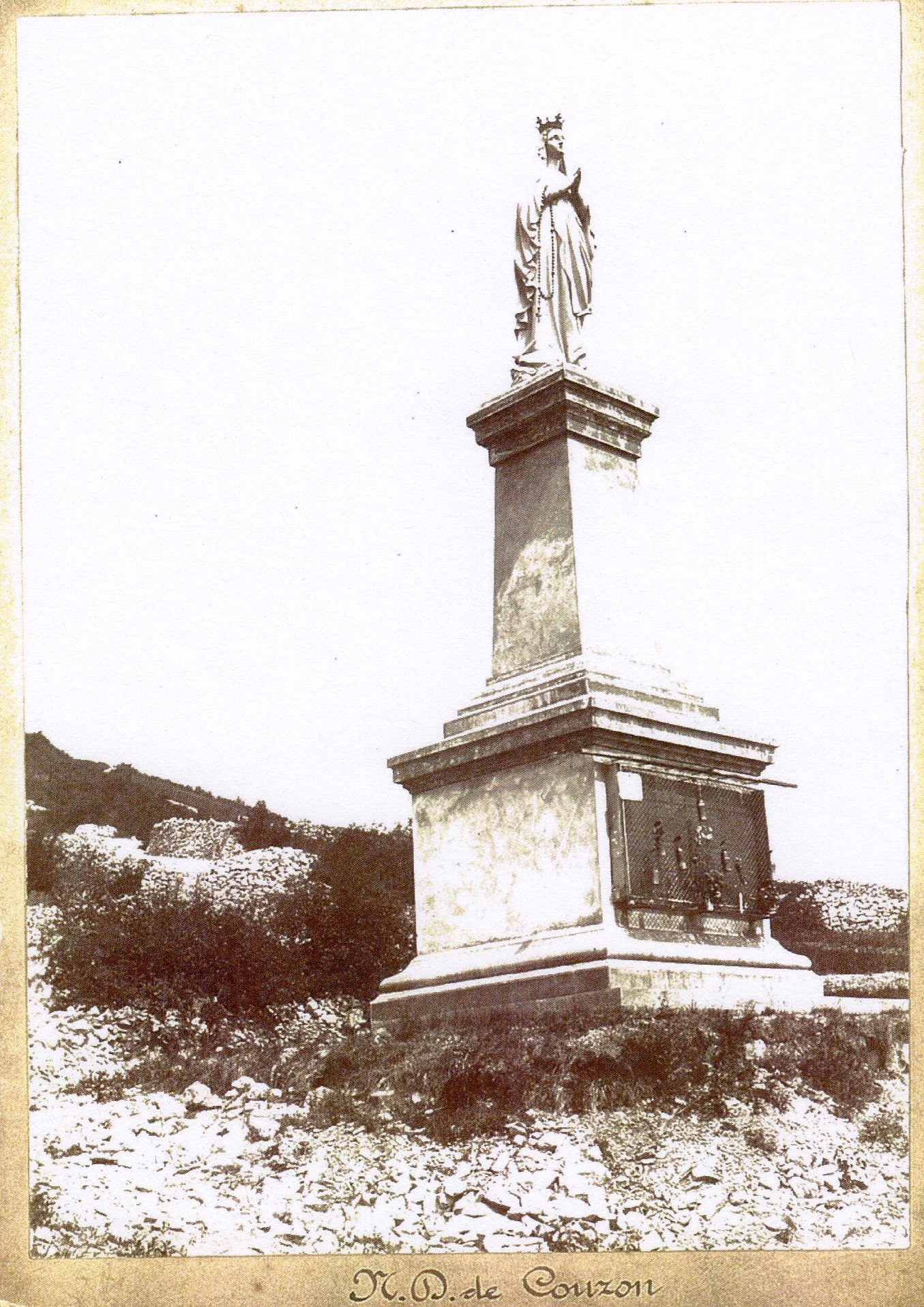 Église, Madone et Croix Exemplaire - Mairie de Couzon-au-Mont-d'Or